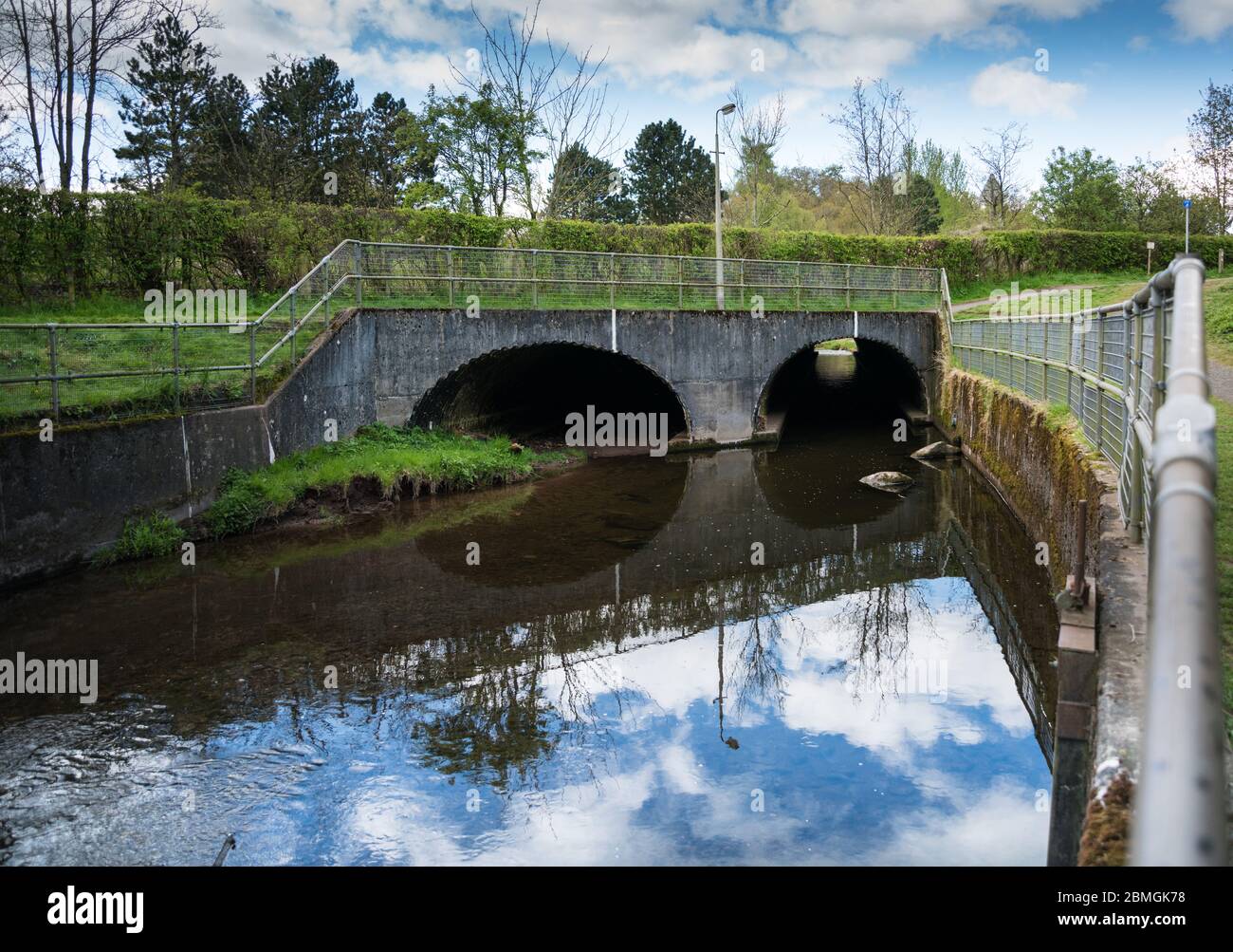 Doppelter Abfluss unter der Straße für kleinen Fluss. Große Rohr unter ...