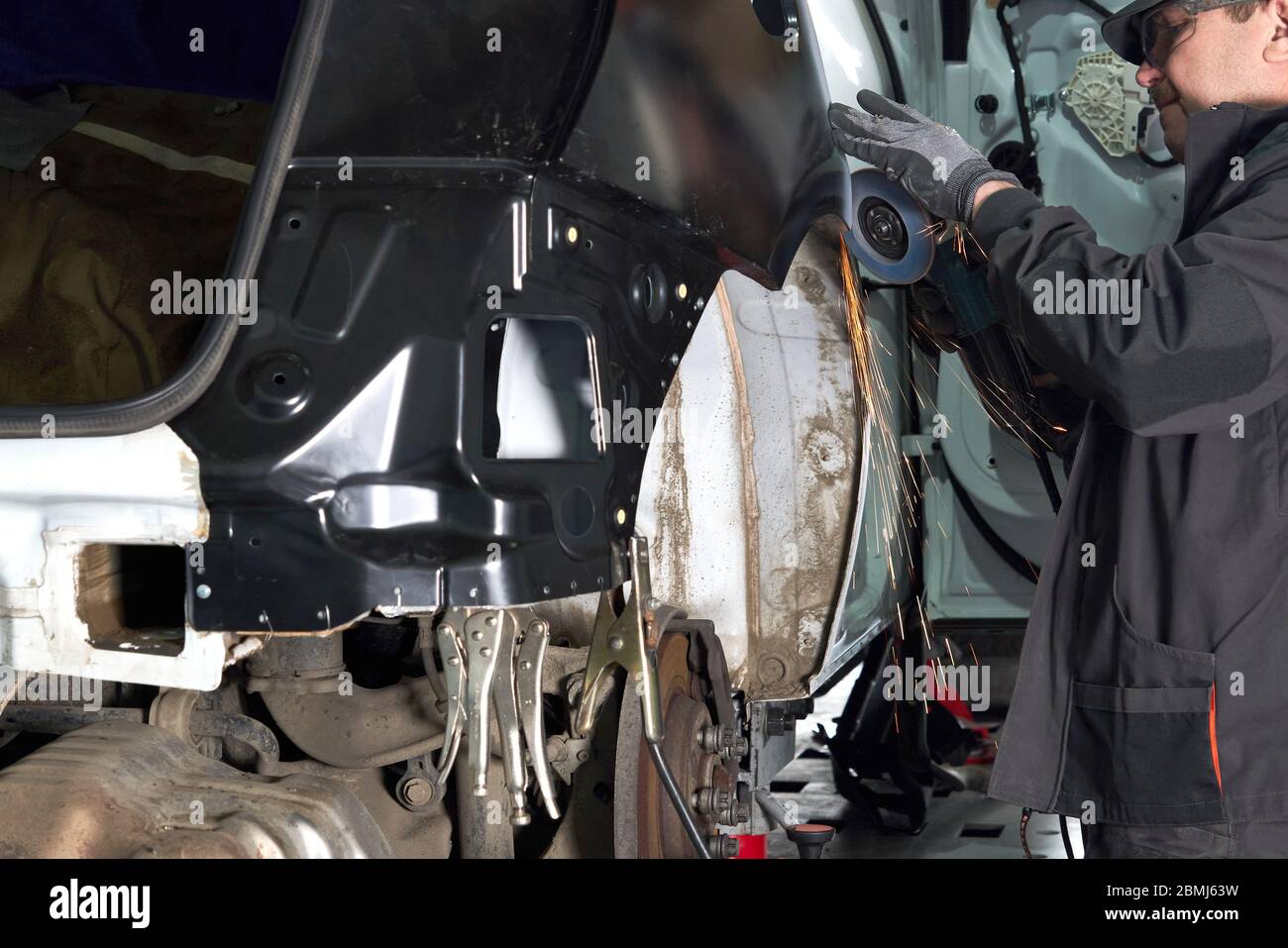 Reparatur-Service-Mitarbeiter reparieren beschädigte Auto. Arbeiten mit ...