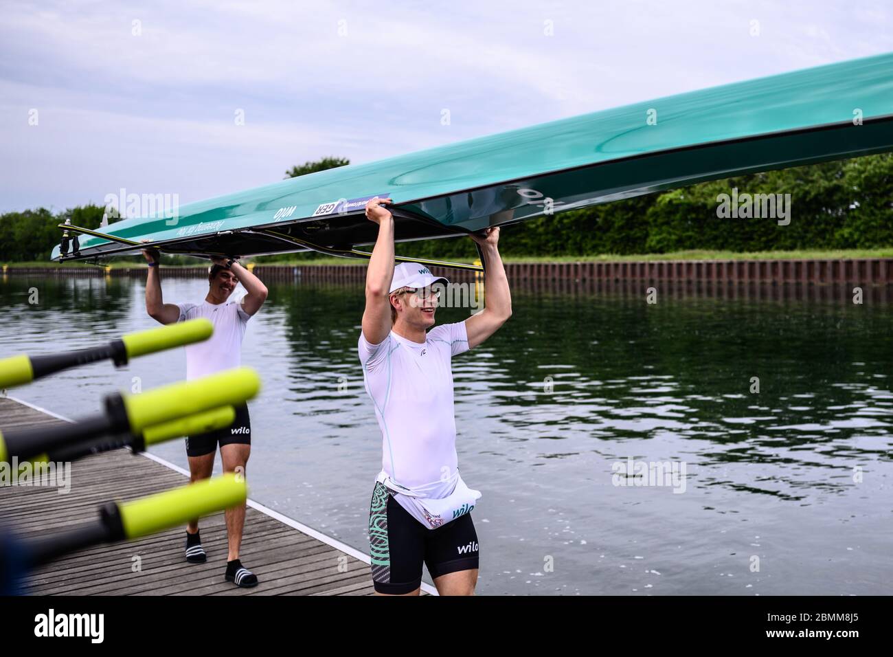 Mark Leske (l) und Malte Grossmann tragen ein Boot. Die Athleten in ...