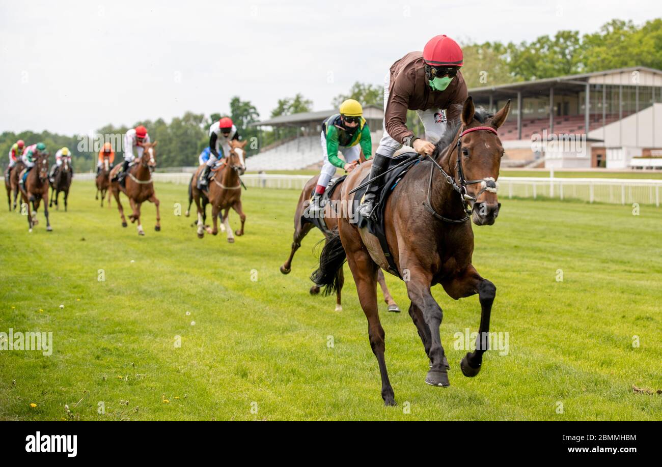 Berlin, Deutschland. Mai 2020. Pferderennen: Galopp, Saisoneröffnung ...