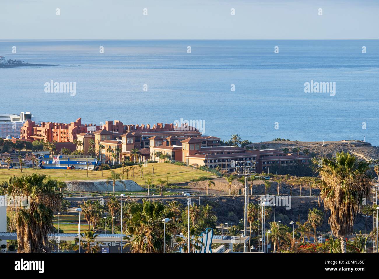 Costa adeje palast h10 -Fotos und -Bildmaterial in hoher Auflösung – Alamy