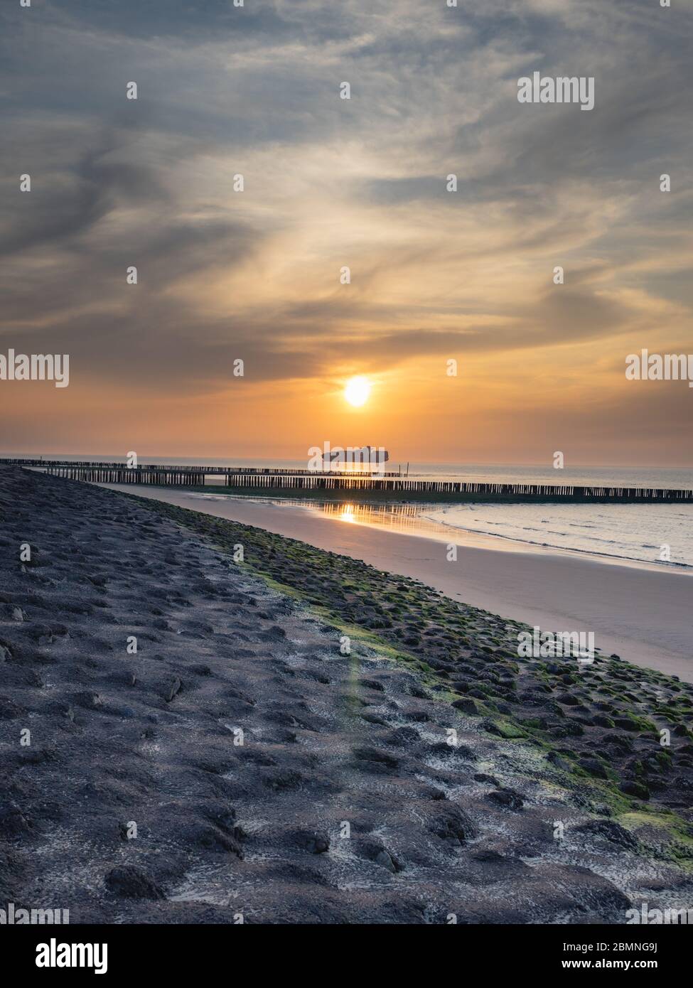 Sonnenuntergang am Strand von Breskens, Niederlande Stockfotografie - Alamy