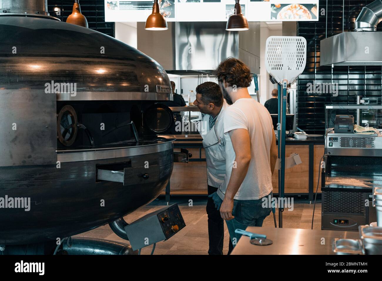 Breslau, Polen, Dezember 20 2019.Eröffnung des Restaurants in Shell ...