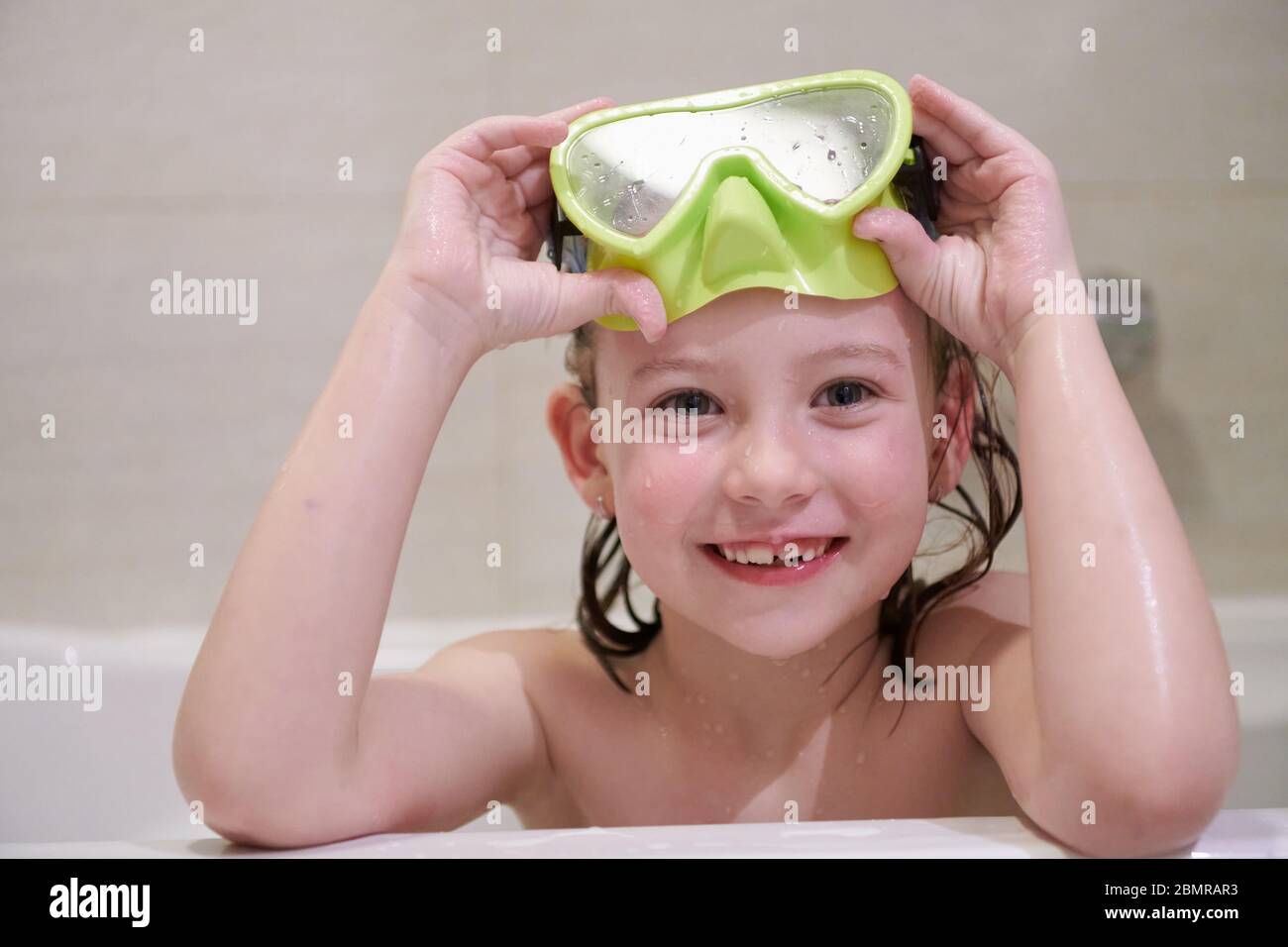 Kind in der badewanne tauchen -Fotos und -Bildmaterial in hoher ...