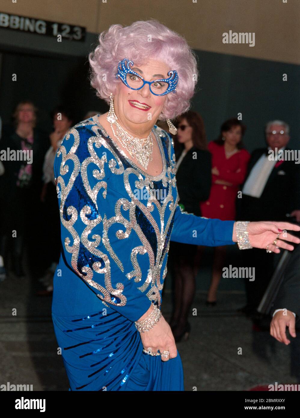 Dame edna everidge -Fotos und -Bildmaterial in hoher Auflösung – Alamy