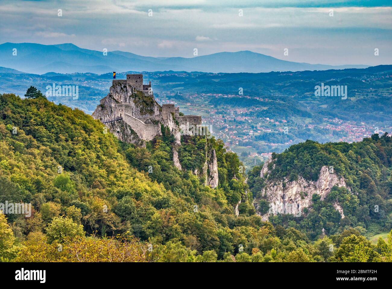 Mittelalterliche Burg Der Festung Srebrenik Stockfotos und -bilder ...