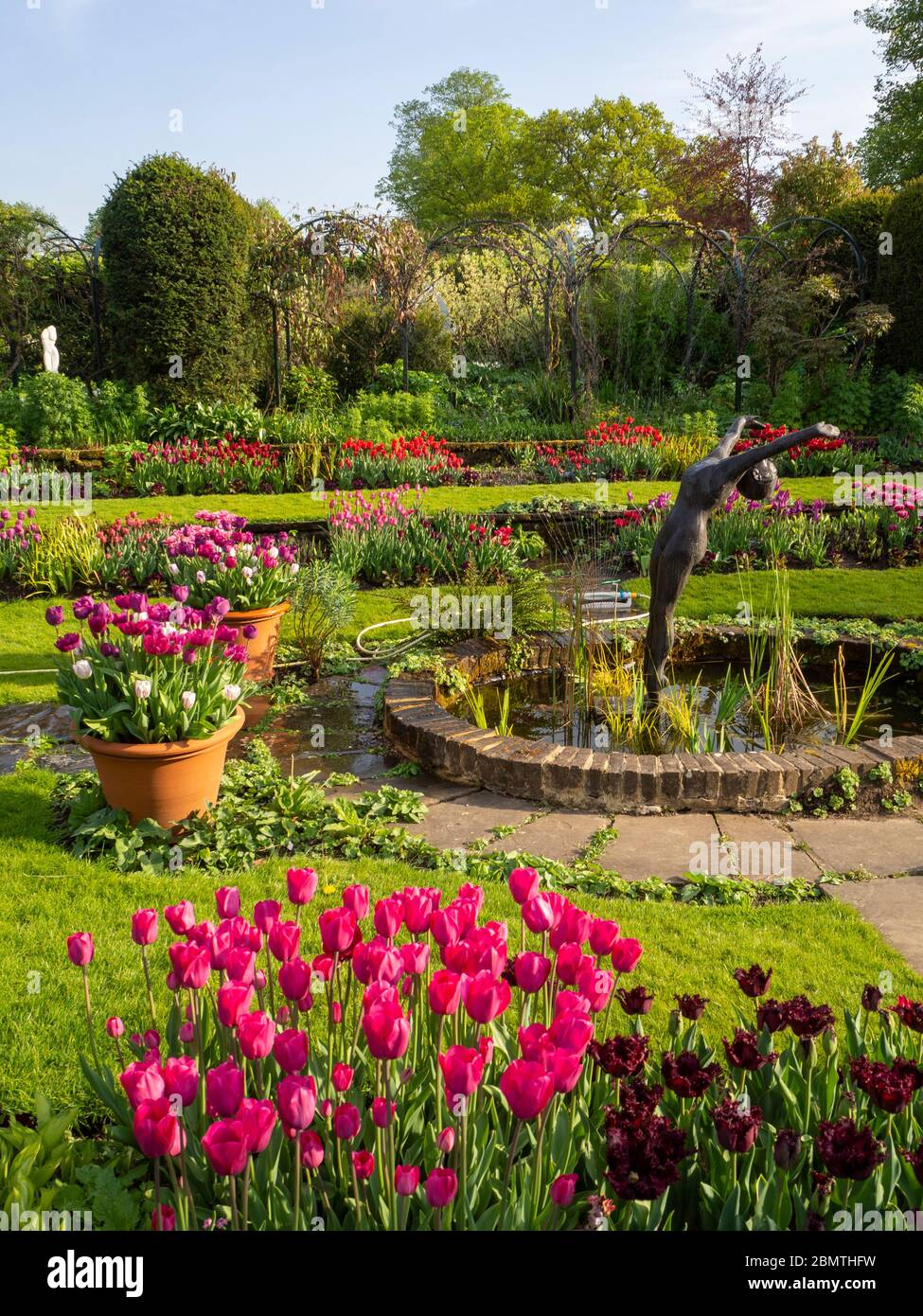 Versunkener Garten, Chenies Manor mit Zierteich, Alan Biggs Skulptur ...