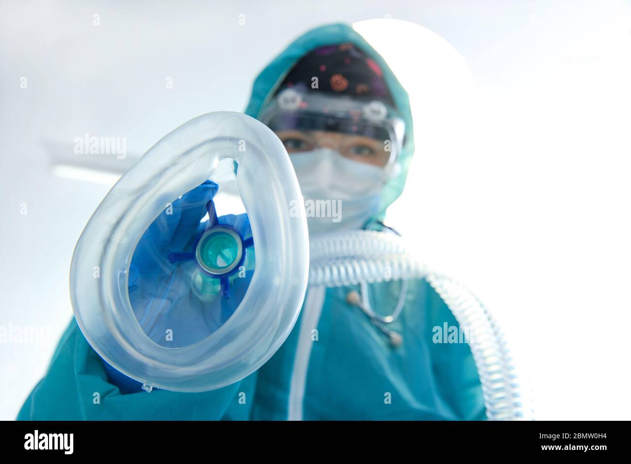 Das medizinische Team bietet erste Hilfe für den Patienten, CPR ...