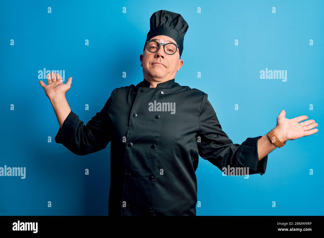 Mittelalter gutaussehende grauhaarige Koch Mann trägt Herd Uniform und ...