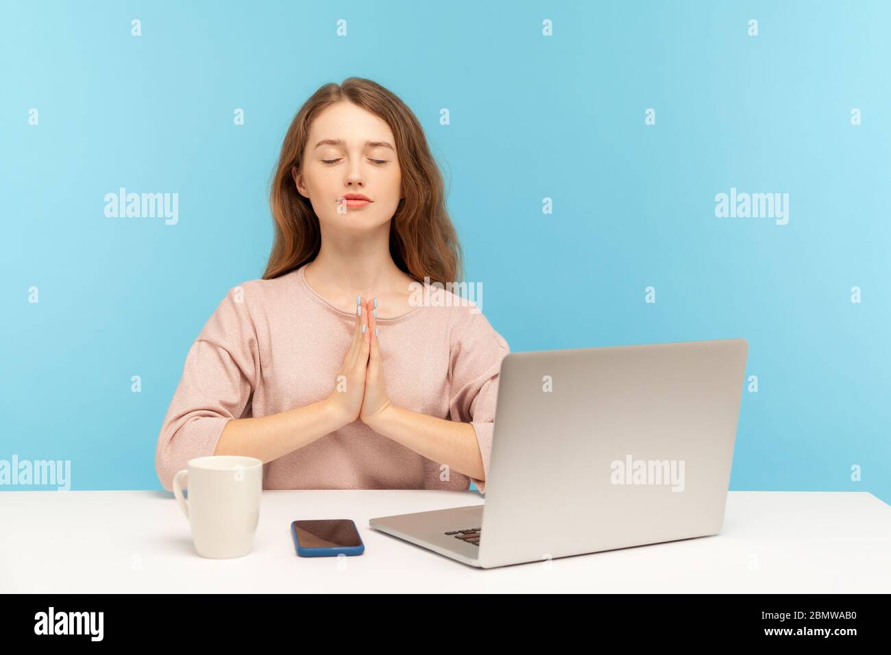 Yoga arbeiten -Fotos und -Bildmaterial in hoher Auflösung – Alamy