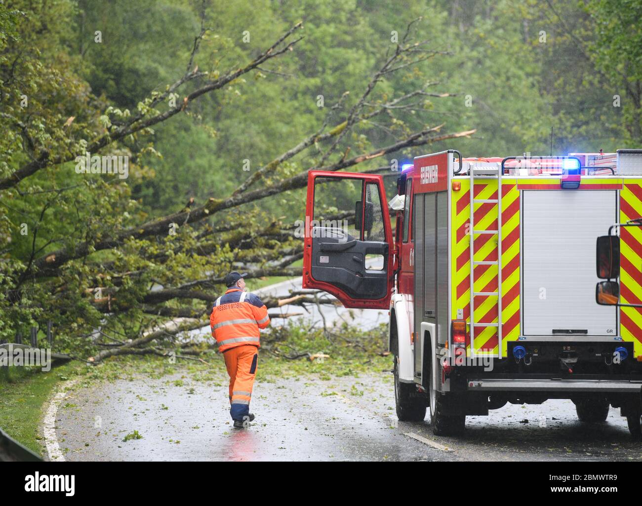 Hessen, Deutschland. Mai 2020. Straßeninstandhaltung und Feuerwehr ...