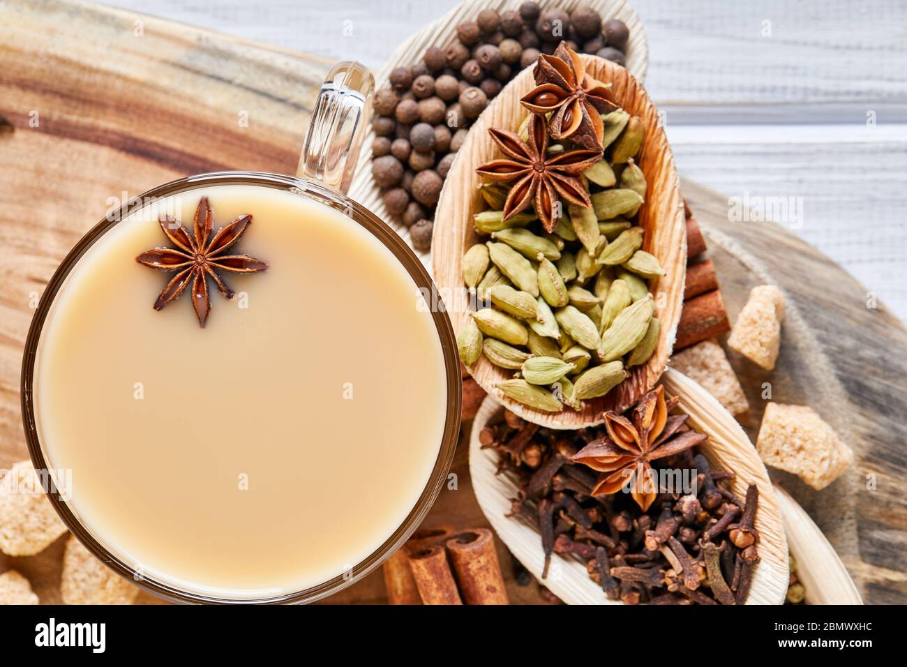 Traditionelles indisches Getränk - Masala Tee mit Gewürzen. Zimt ...