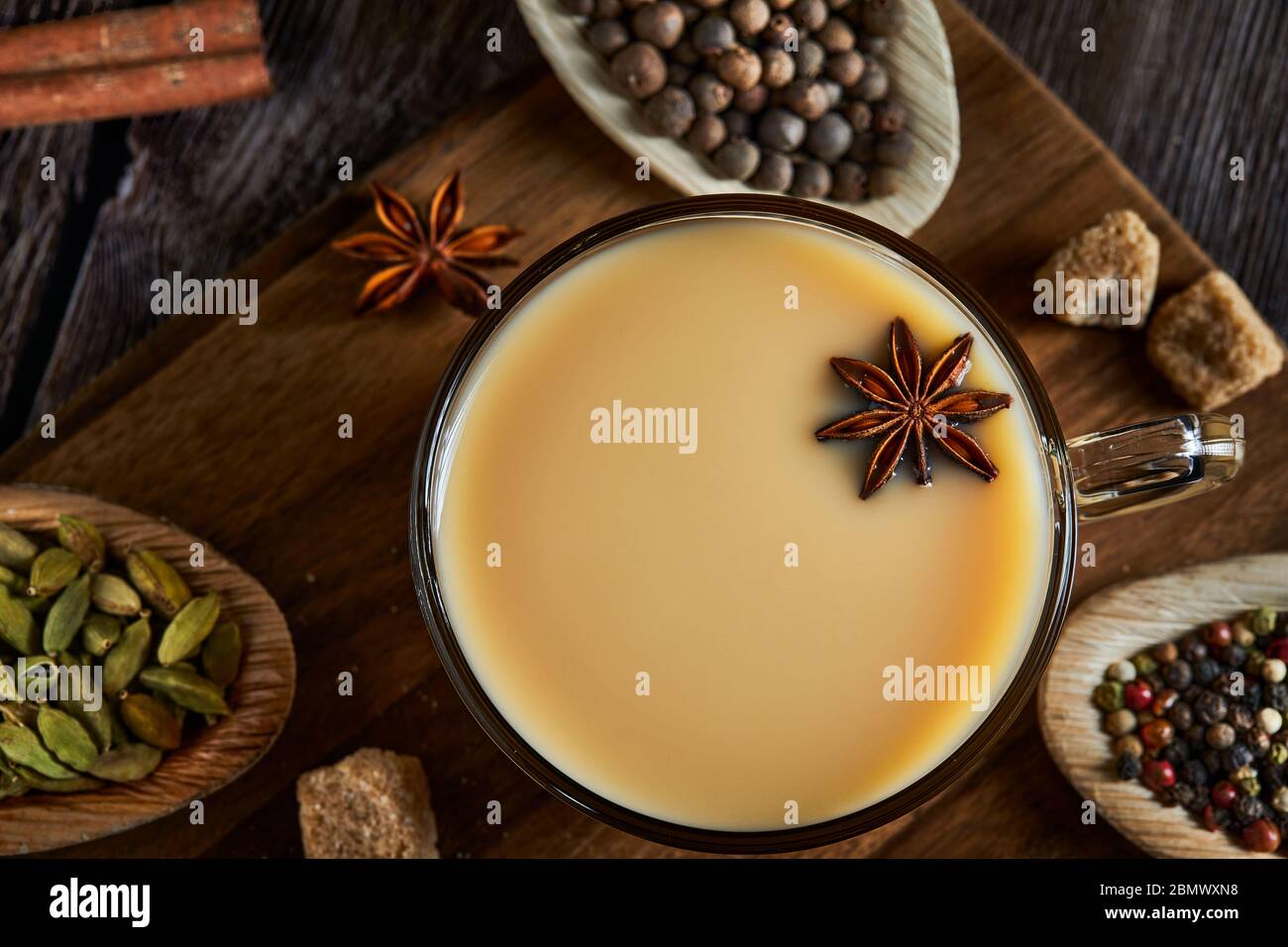 Traditionelles indisches Getränk - Masala Tee mit Gewürzen. Zimt ...