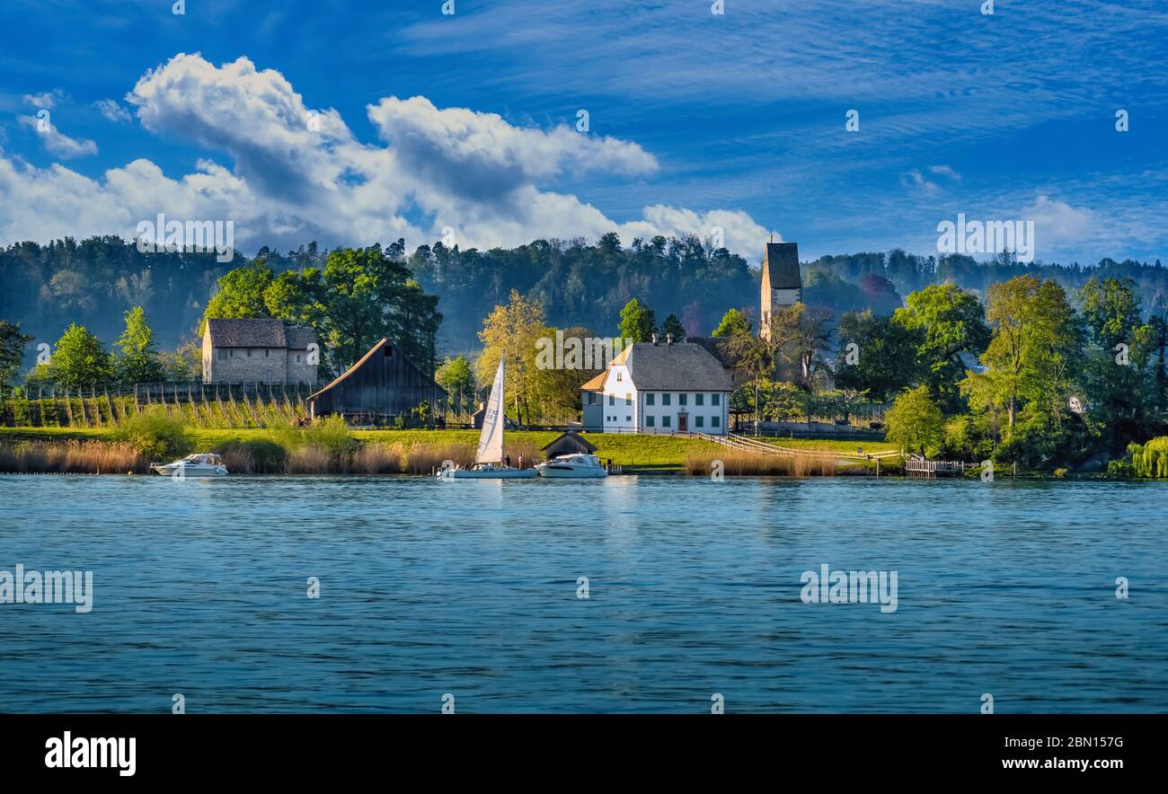 Die idyllische Insel Ufenau im Zürichsee zwischen Freienbach (Kanton ...