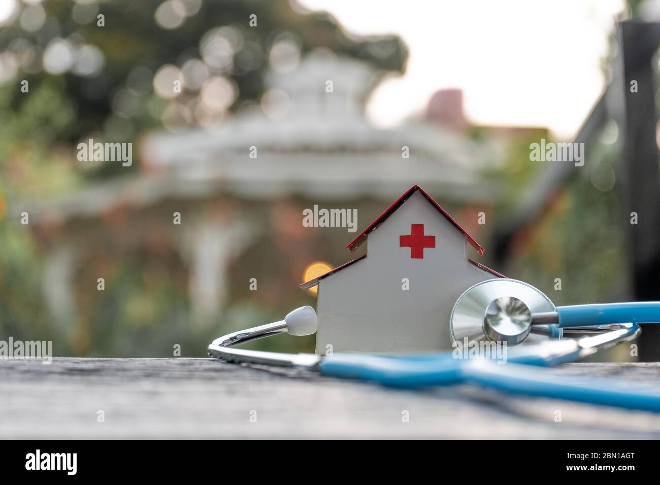 Kleines Symbol des Krankenhauses mit Händen und Stethoskop ...