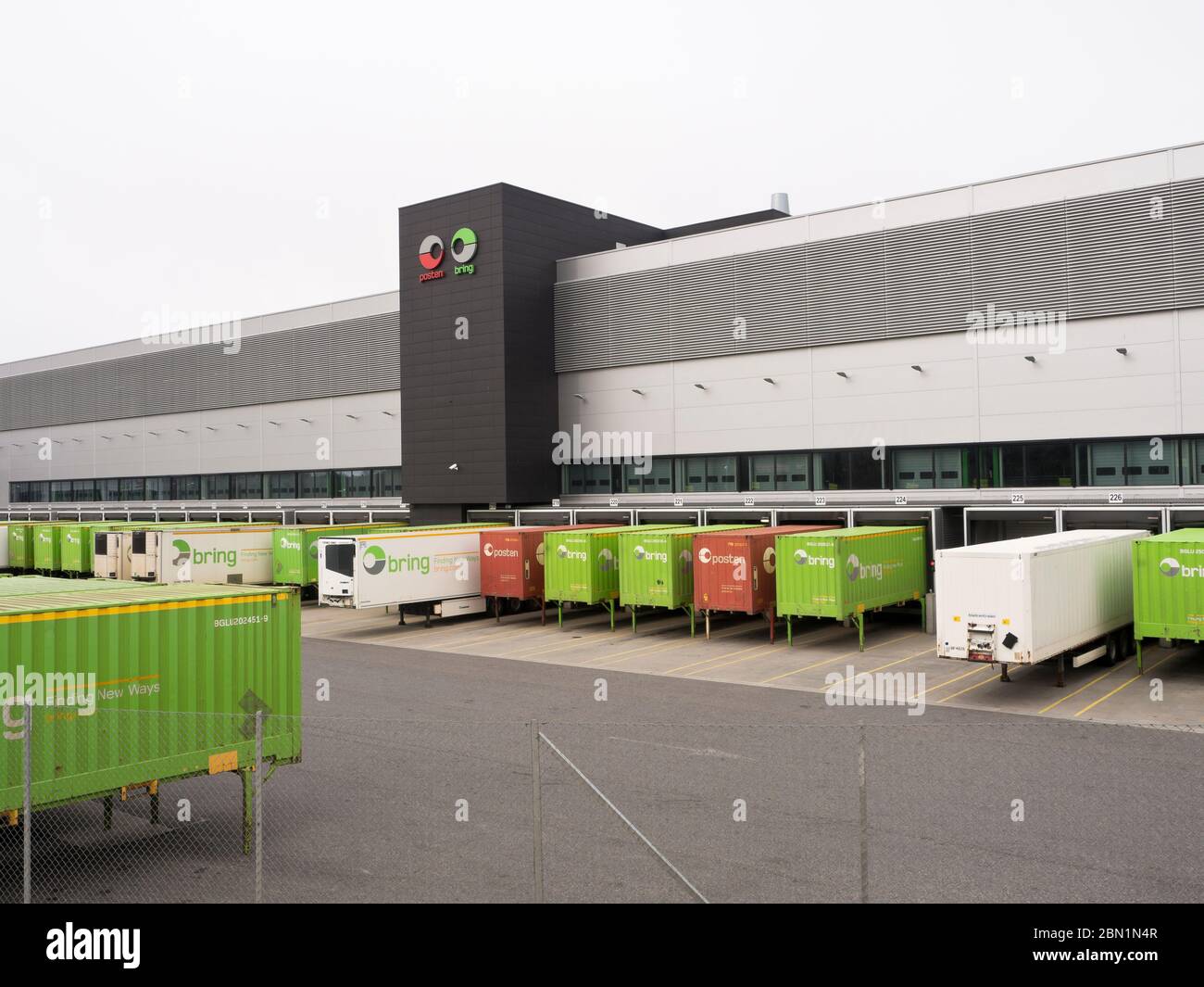 Der norwegische Postdienst Posten and Bring, rote und grüne Intermodal ...