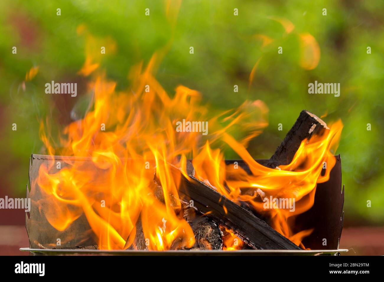 Zweige auf Feuer, Lagerfeuer, Brennholz brennen, Feuer, Zündholz für ...