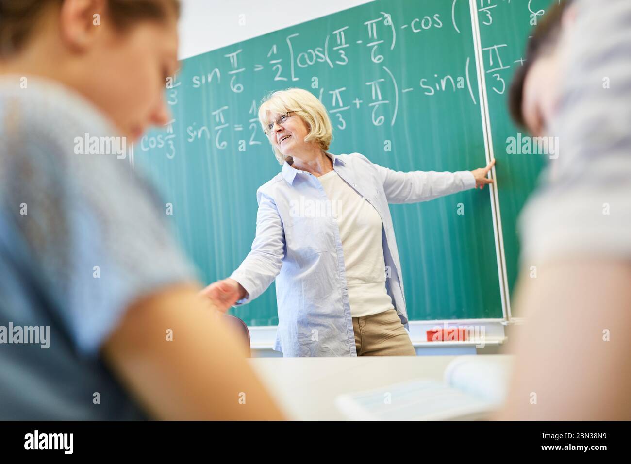 Maths teacher blackboard -Fotos und -Bildmaterial in hoher Auflösung ...
