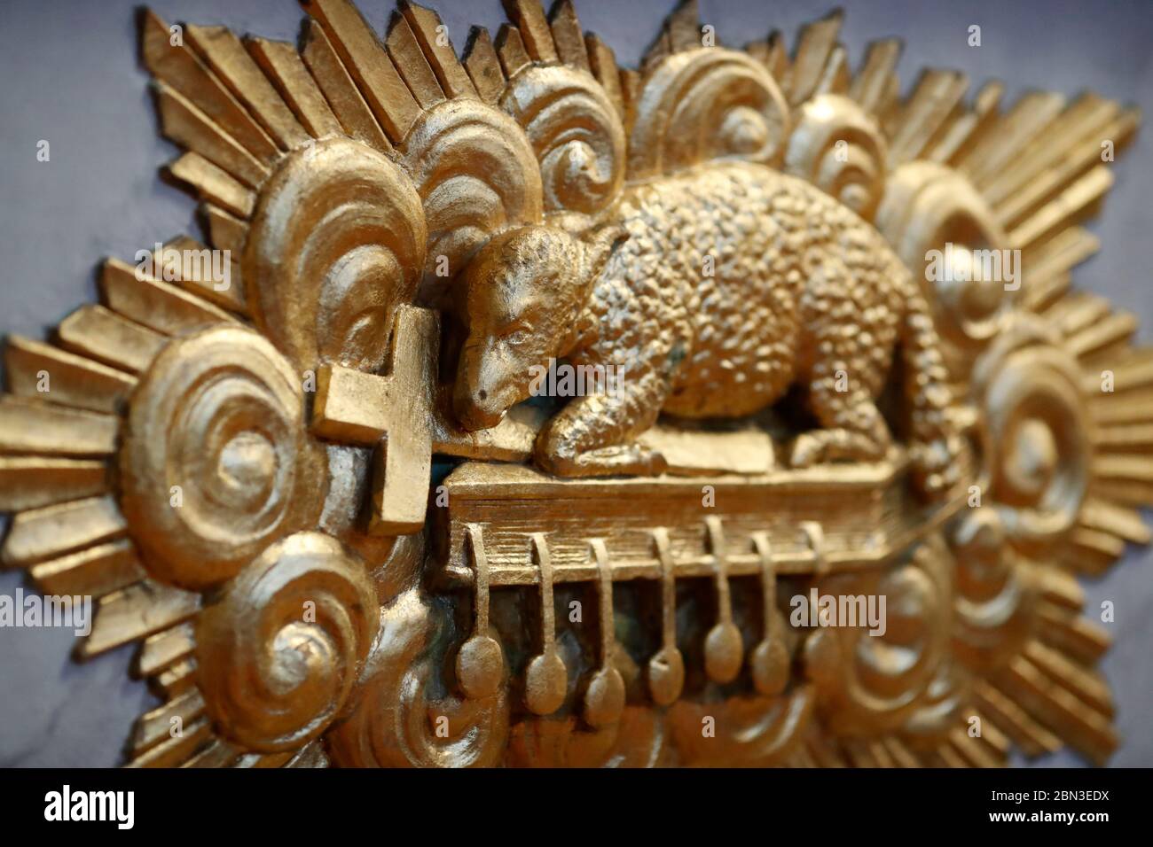 Agnus dei lamb god statue -Fotos und -Bildmaterial in hoher Auflösung ...