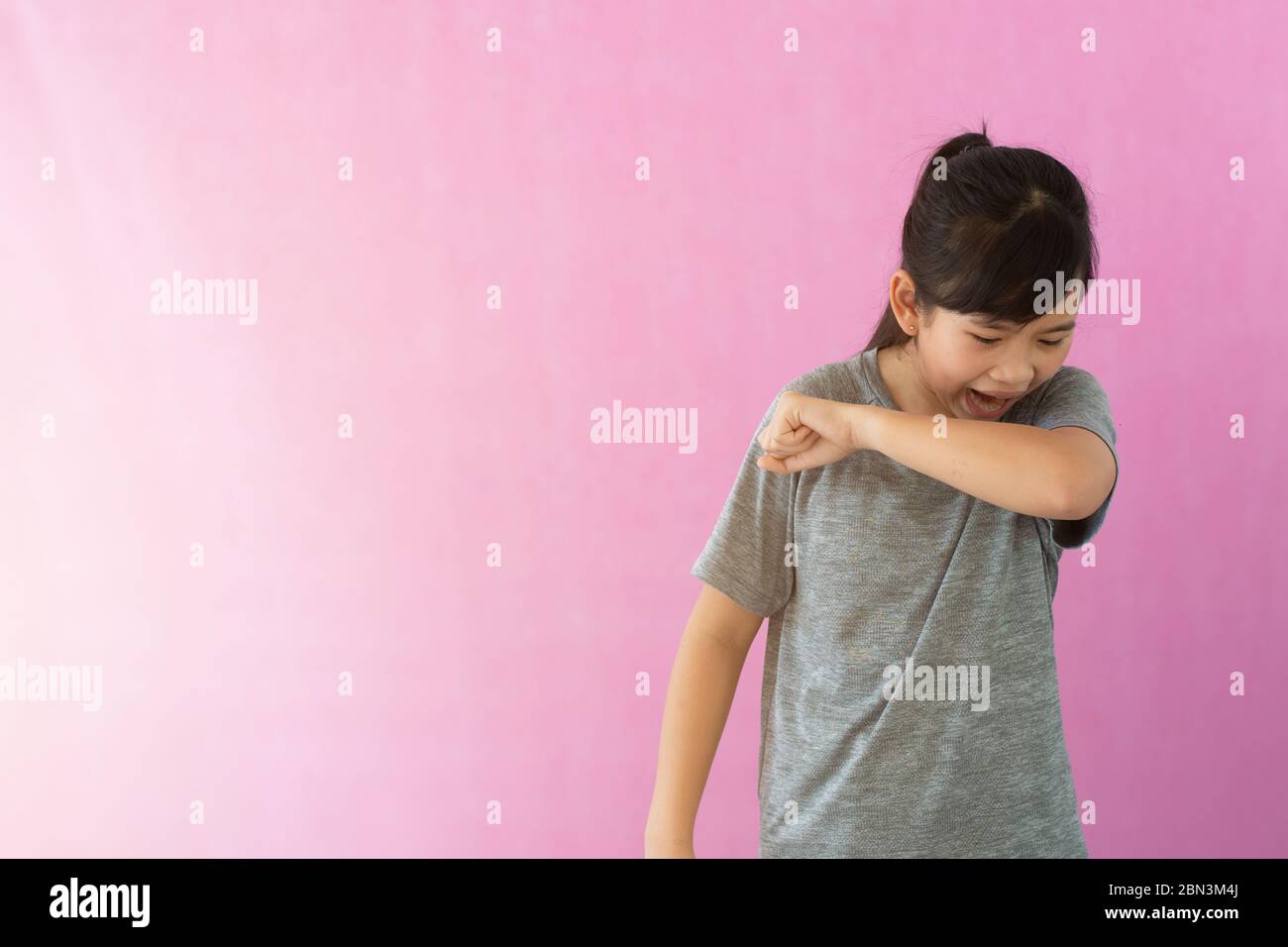 Niesendes kind -Fotos und -Bildmaterial in hoher Auflösung – Alamy