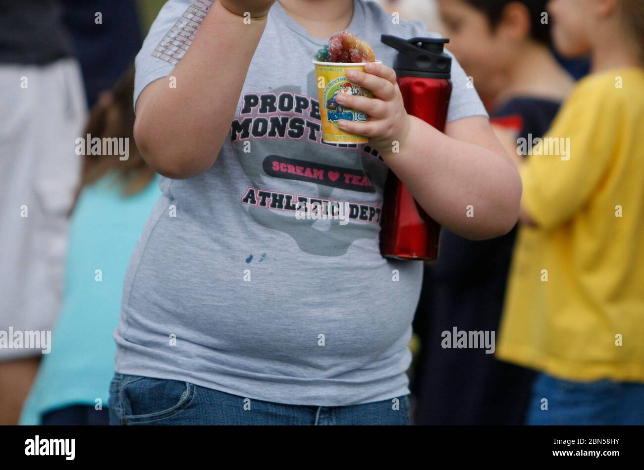 Mädchen kind fett bauch übergewicht -Fotos und -Bildmaterial in hoher ...