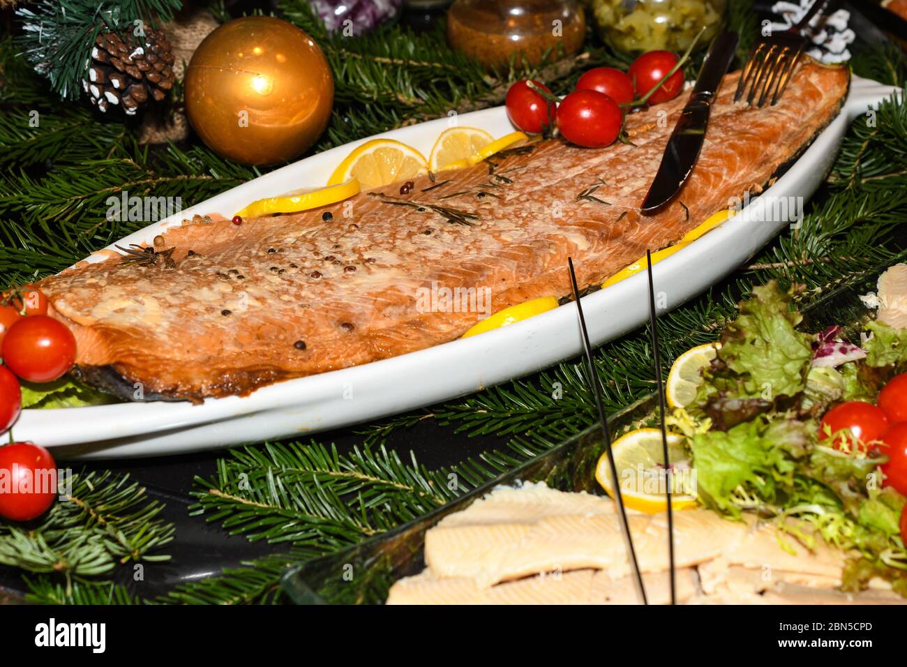 Im Garten am Pool wird während des Brunch-Buffets im Freien ein heißer ...