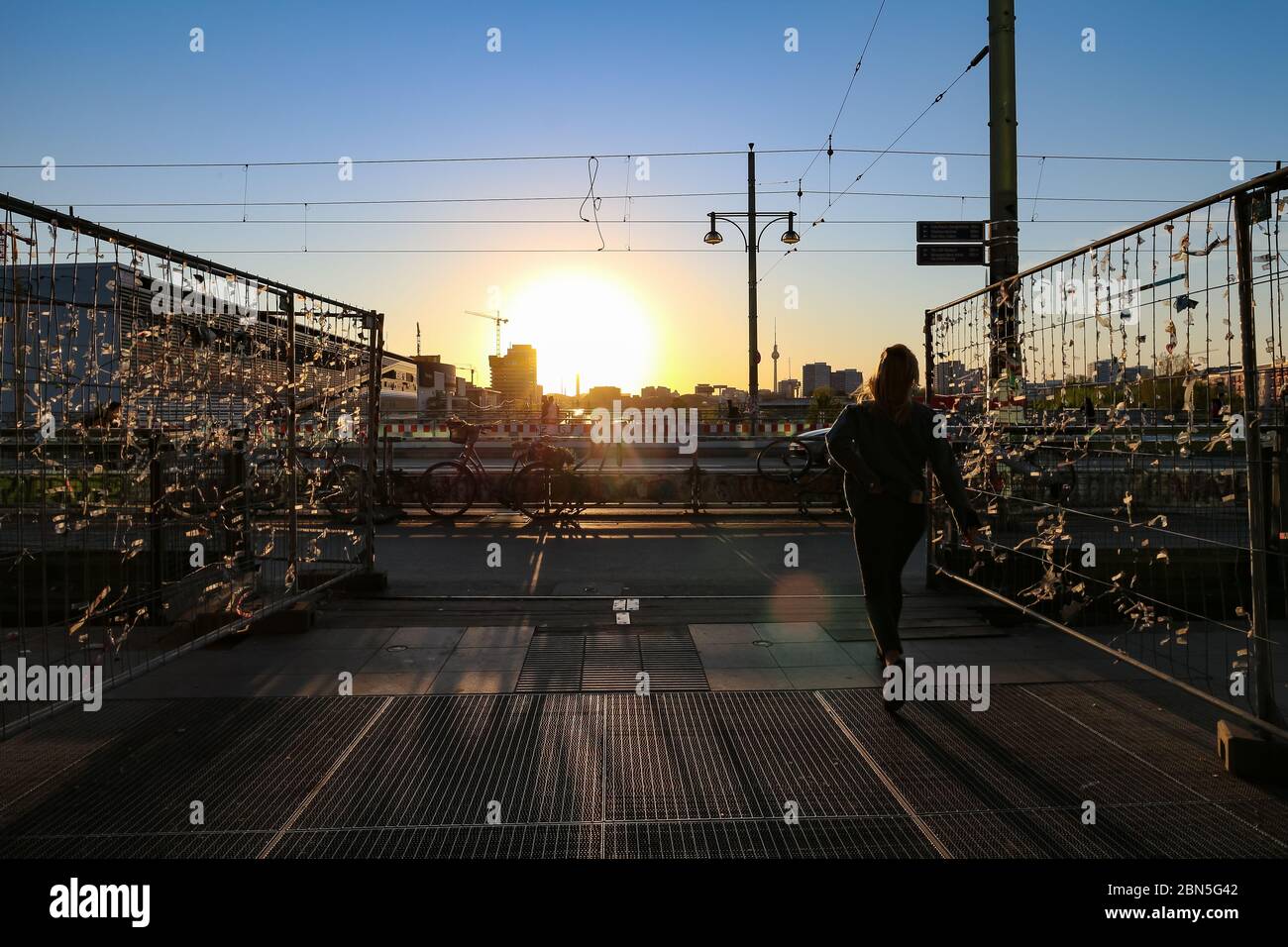 Berlin fernsehturm warschauer brücke -Fotos und -Bildmaterial in hoher ...
