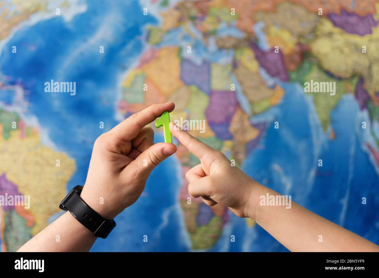 Erwachsene und Kinder Hände halten Zahlen Kunststoff Spielzeug auf der ...