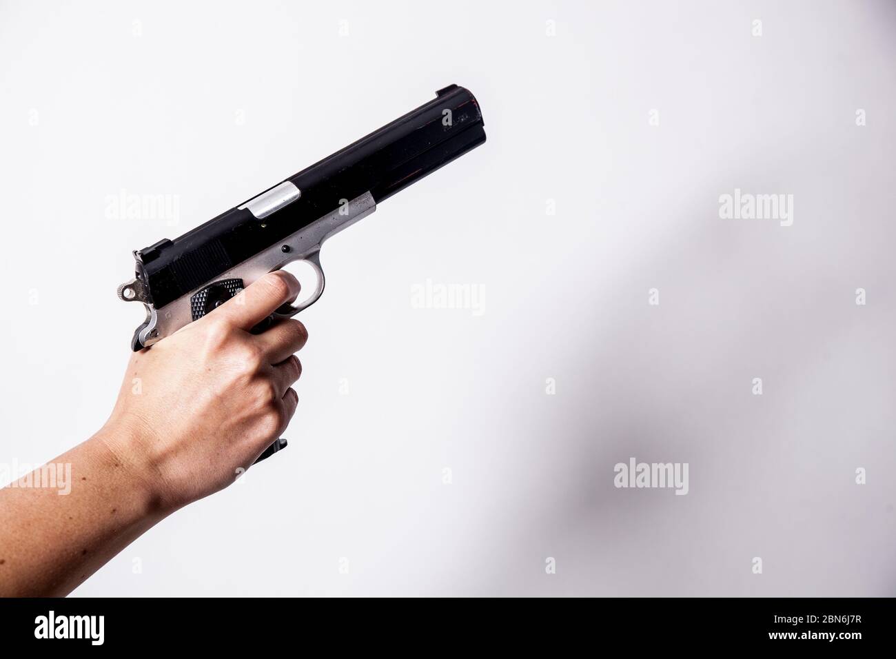 Mit den waffen einer frau -Fotos und -Bildmaterial in hoher Auflösung ...