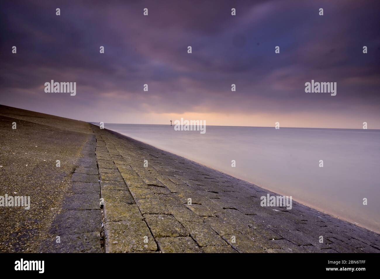 Wasser Mit Steinen Stockfotos und -bilder Kaufen - Alamy