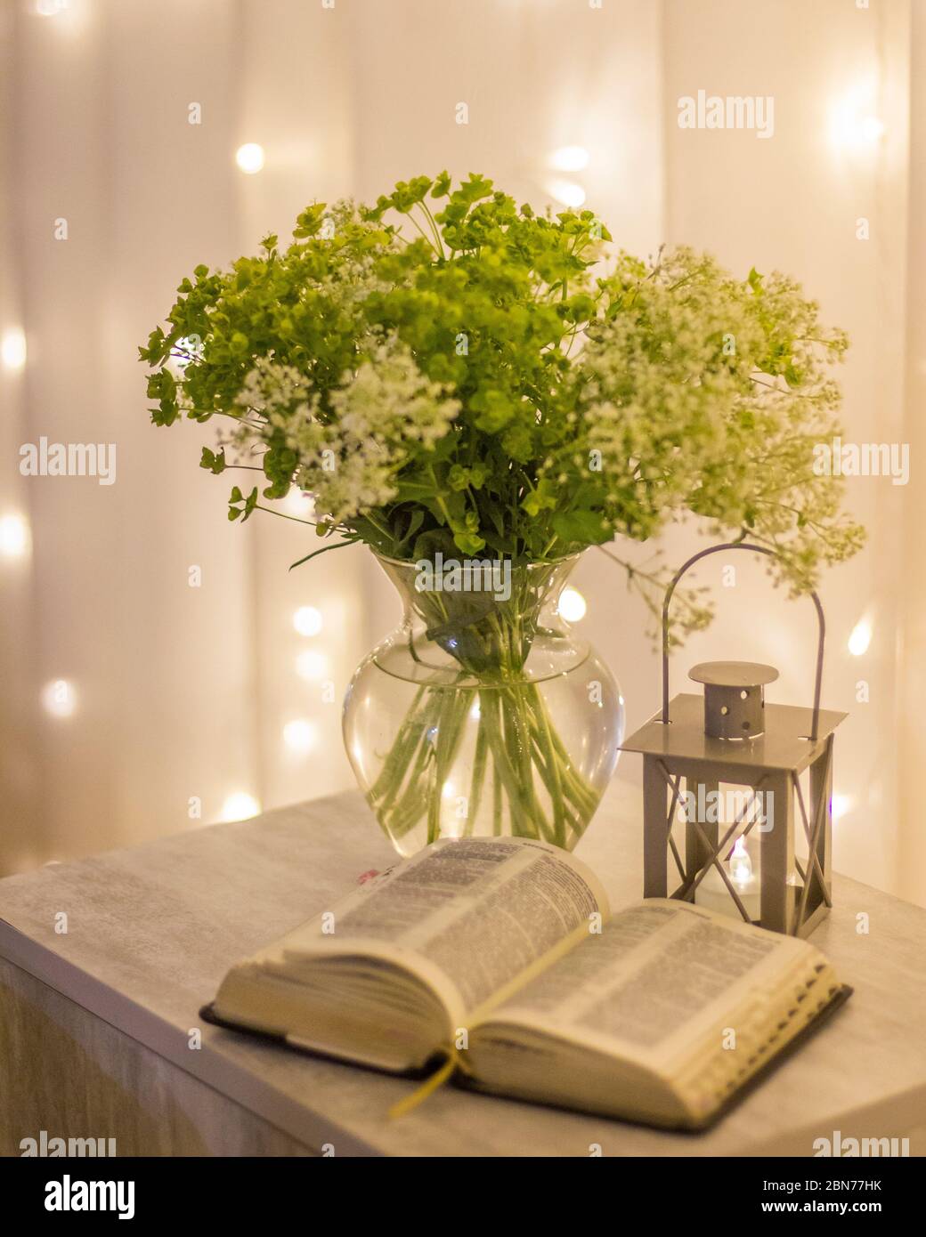 Komposition: Eine offene Bibel, ein Blumenstrauß mit Wildblumen in ...