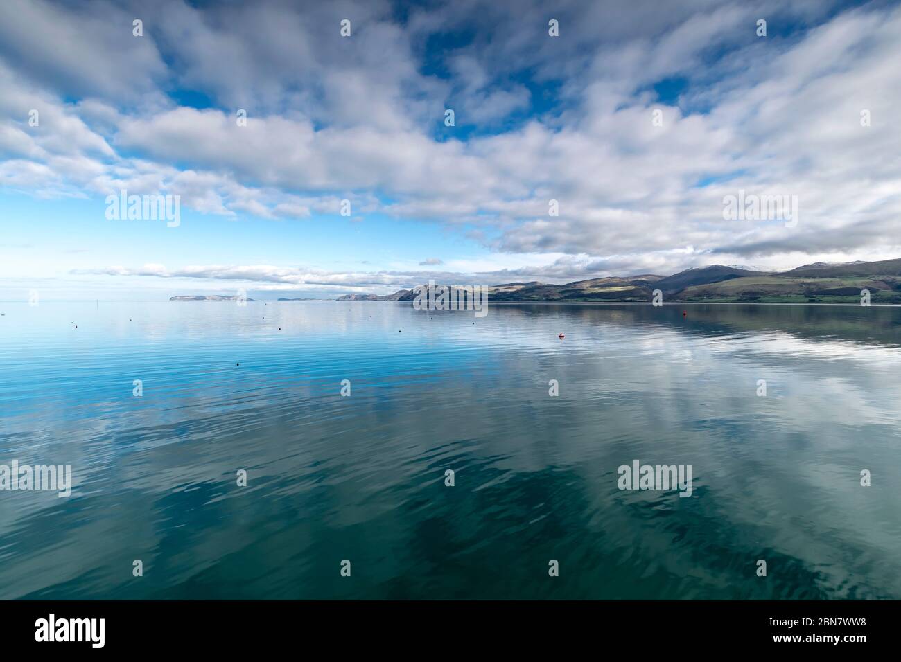 Blick vom Beaumaris Pier auf Anglesey North Wales mit Blick auf die ...