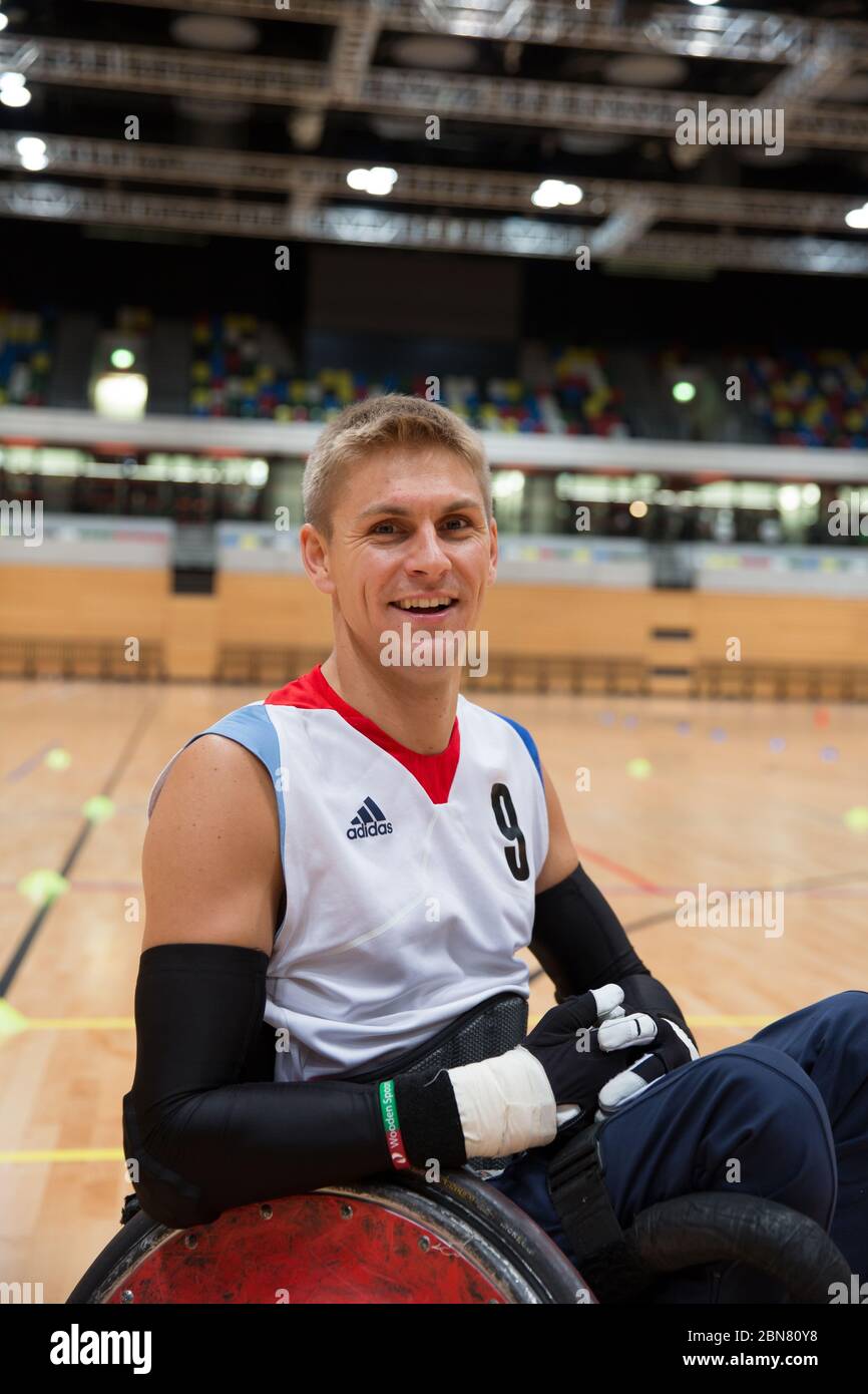 Television moderator -Fotos und -Bildmaterial in hoher Auflösung – Alamy