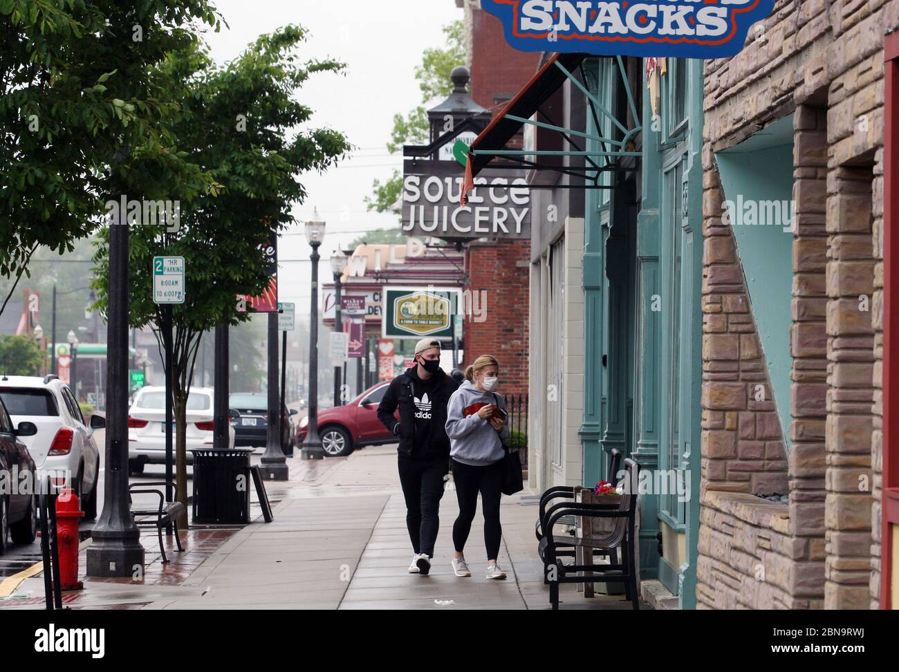 Edwardsville, Usa. Mai 2020. Nur zwei Personen gehen die Main Street in ...