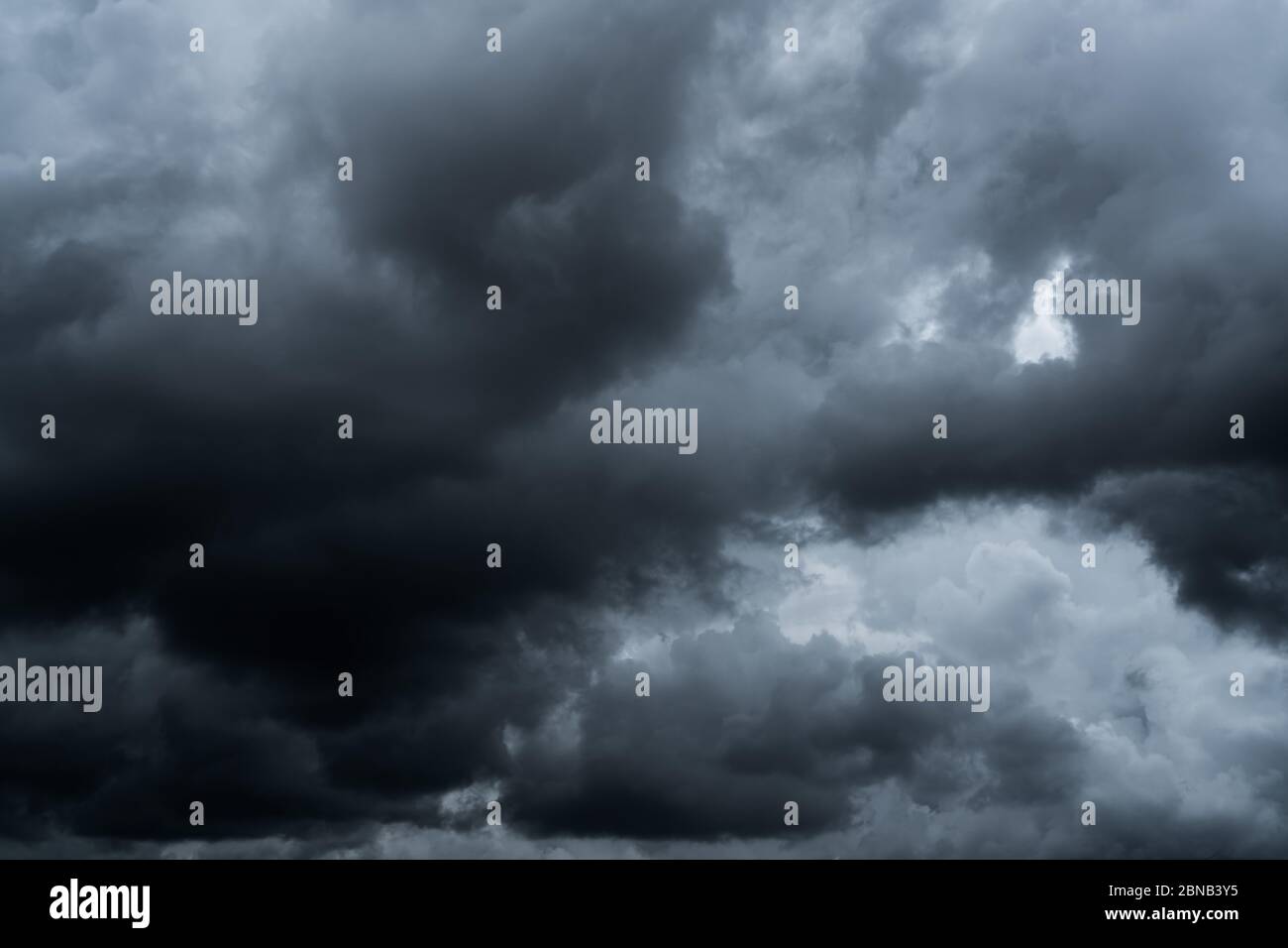 Dunkle dramatische Himmel und Wolken. Hintergrund für den Tod und die ...