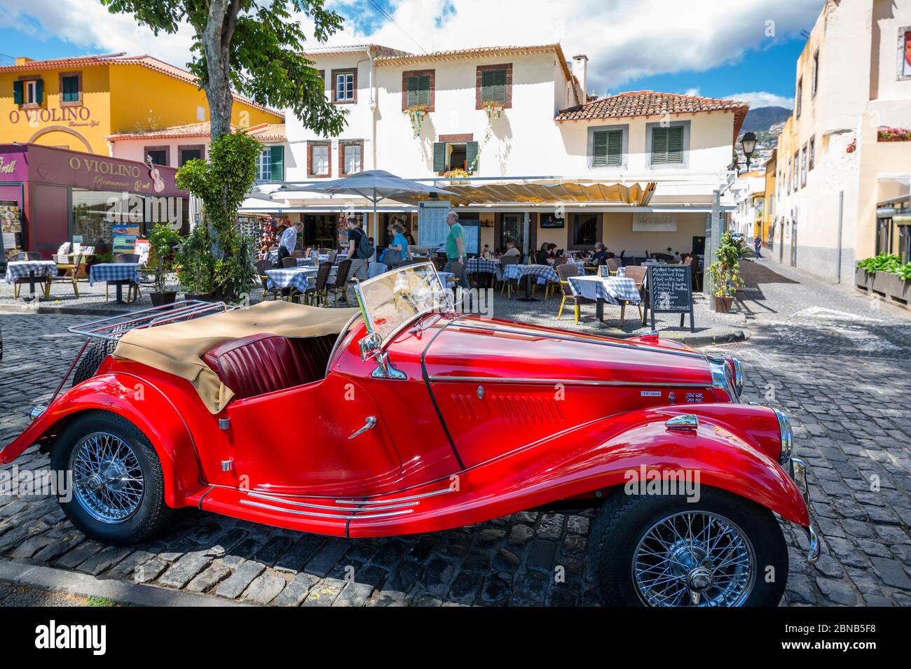 Blick auf rot vintage MG Auto vor der traditionellen Al Fresco ...