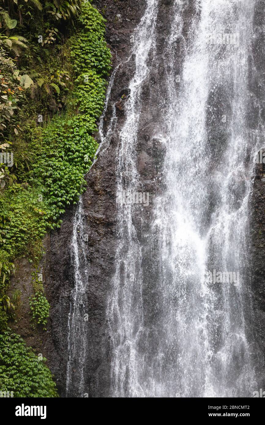Nahaufnahme des frischen, lauten und intensiven Wassers im Tumpak Sewu ...