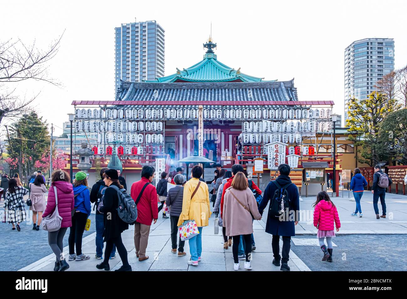 Menschenmenge bei shinobazunoike bentendo tempel -Fotos und ...