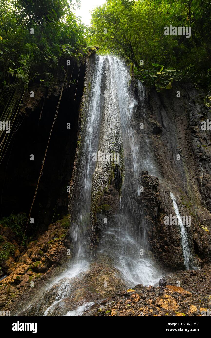 Blick auf das frische, laute und intensive Wasser im Tumpak Sewu ...