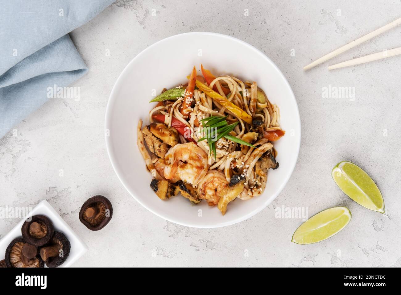 Wok mit huhn -Fotos und -Bildmaterial in hoher Auflösung – Alamy
