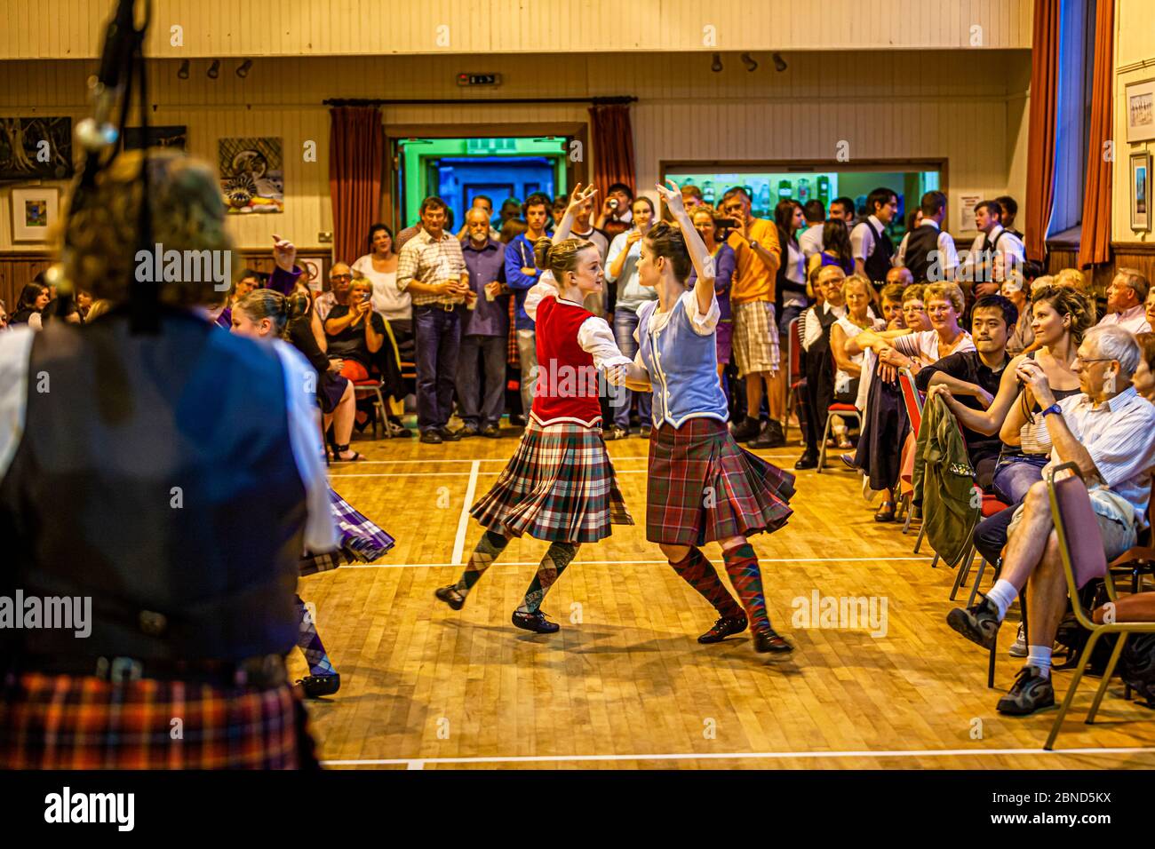 Ceilidh dancing -Fotos und -Bildmaterial in hoher Auflösung – Alamy