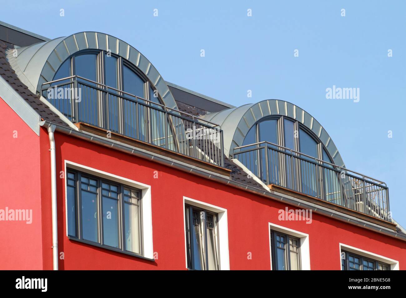 Rundes dachfenster -Fotos und -Bildmaterial in hoher Auflösung – Alamy