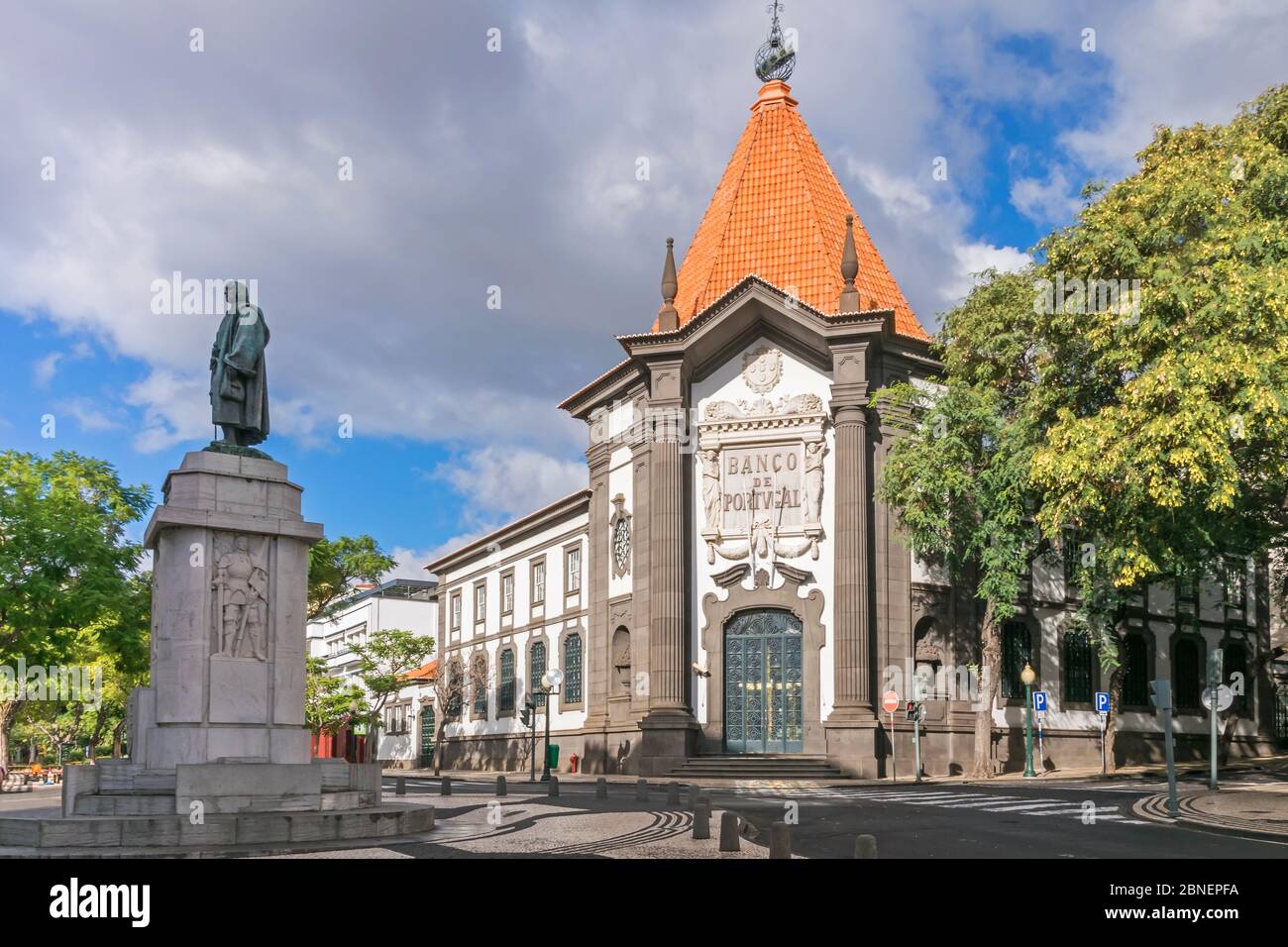 Funchal, Portugal - 10. November 2019: Boulevard Avenida Arriaga mit ...