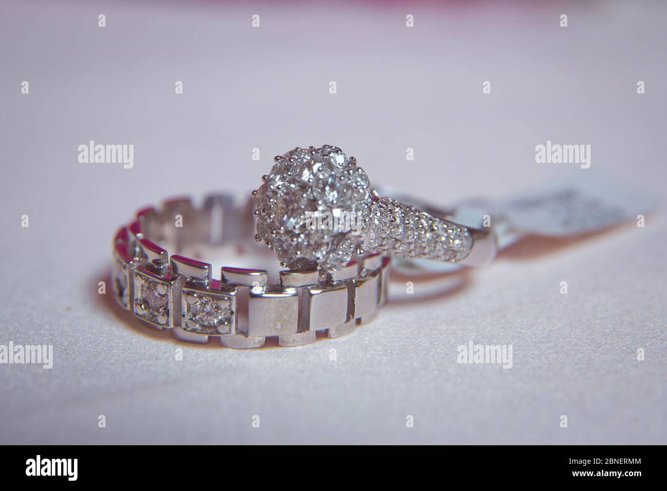 Brautstrauß mit Eheringen darauf. Heller Brautstrauß von rosa Rosen ...