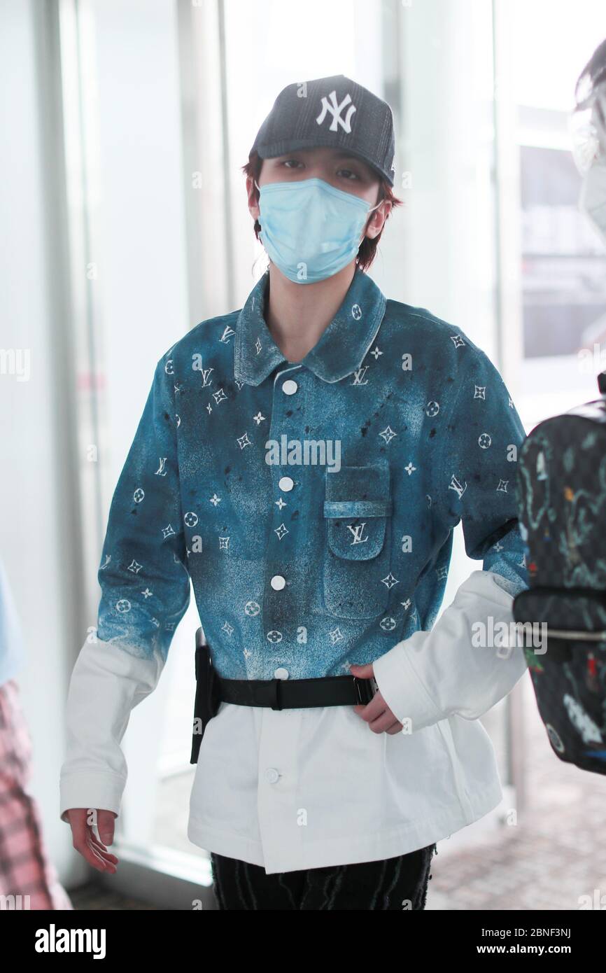 Die chinesische Sängerin Ling Chao kommt vor dem Abflug in Peking ...