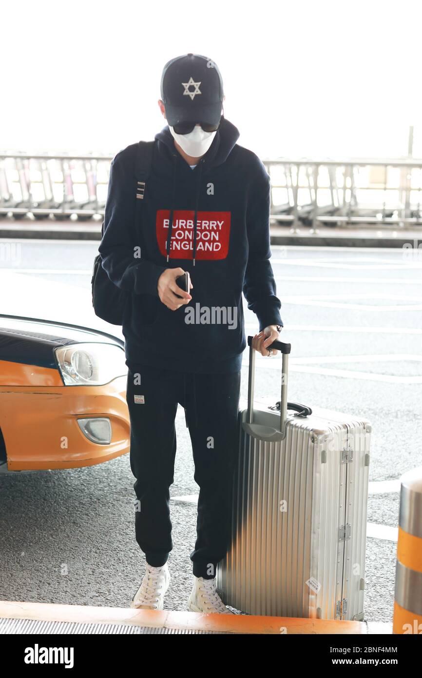Der chinesische Cross-Talk-Komiker Qin Xiaoxian kommt vor seinem Abflug ...