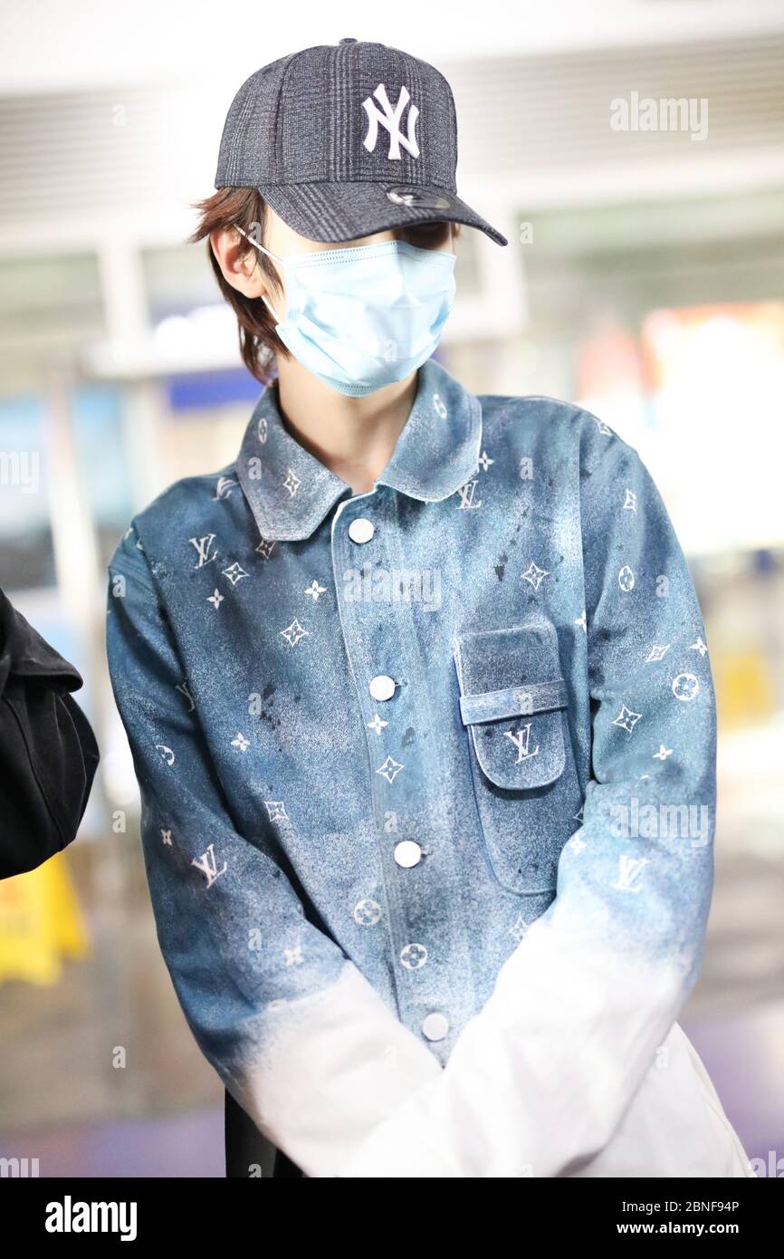 Die chinesische Sängerin Ling Chao kommt vor dem Abflug in Peking ...