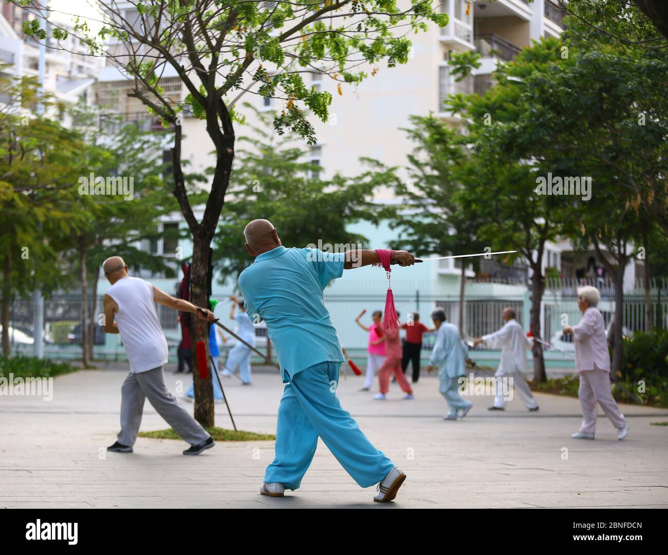 Die Bürger machen morgens Übungen am Meer, um die Gesundheit zu ...