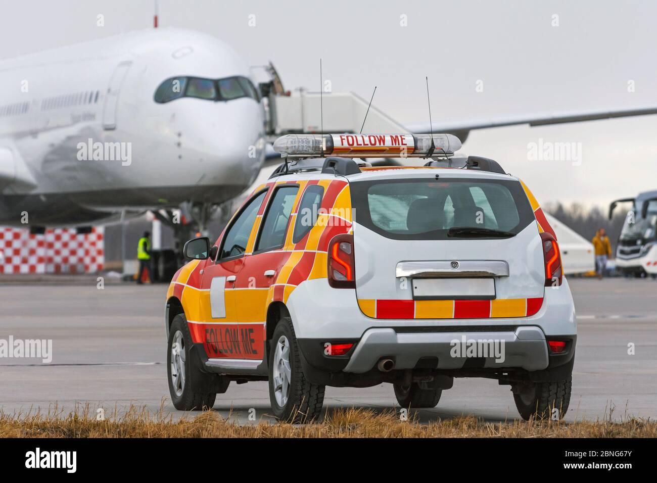 Follow airport car -Fotos und -Bildmaterial in hoher Auflösung – Alamy
