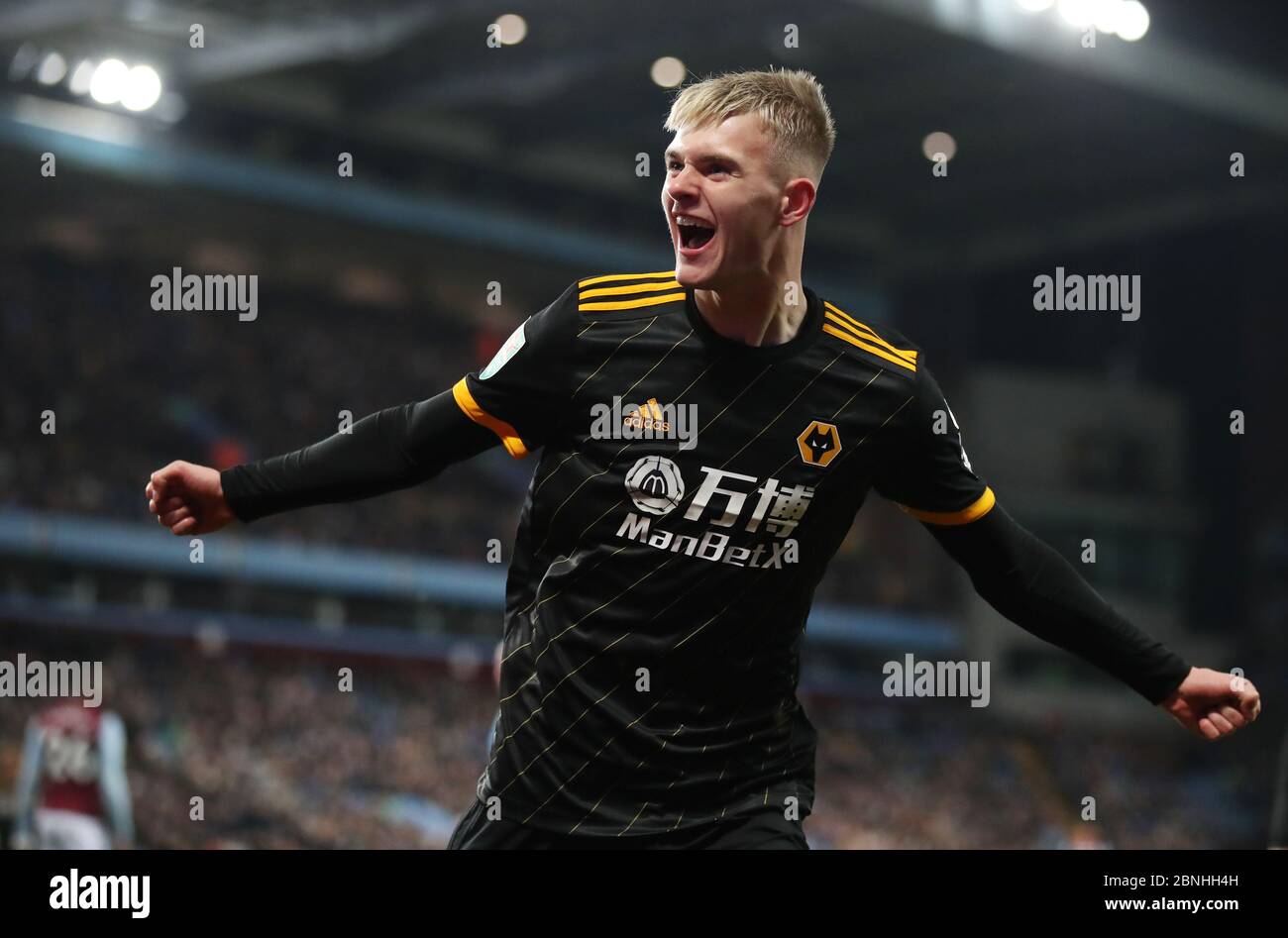 Taylor Perry von Wolverhampton Wanderers feiert mit Fans, nachdem beim ...
